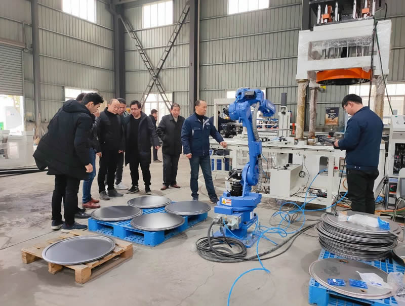 2020年12月23日，嘉兴中粮制桶有限公司领导莅临纽格润车间查看立式卷封机自动上料机器人最新生产进程。以下为各位领导交流现场：